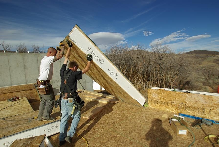 What Are SIPs? The Basics of Structural Insulated Panels (SIPS 101)